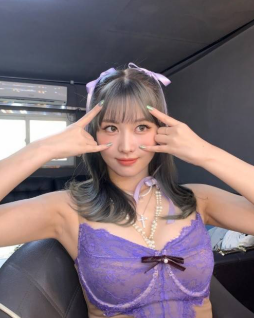 韩国女团TWICE成员MOMO近照公开紫色蕾丝内衣外穿好性感！_韩国娱乐新闻_