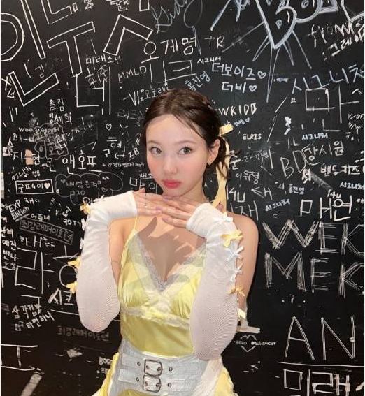 TWICE成员林娜琏SNS晒近照穿嫩黄色吊带露背裙又娇又美！_韩国娱乐新闻_