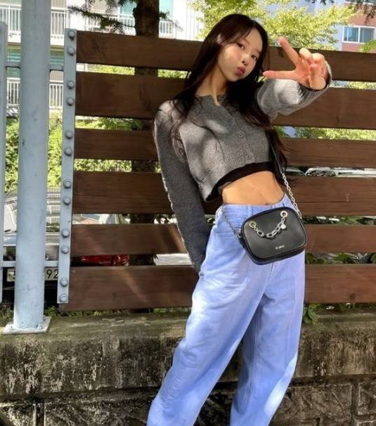 韩国女艺人李美珠sns晒近照穿针织短衫露蛮腰 韩国娱乐新闻
